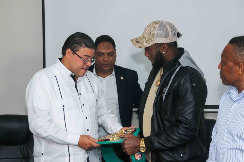 Ministro Camacho recibe a Carlos “Caballo Bronco” Adames, campeón ...
