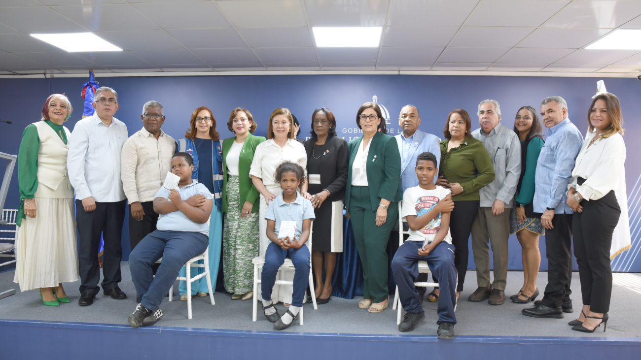 Ministro Víctor Atallah anuncia que niños serán vacunados contra el VPH ...