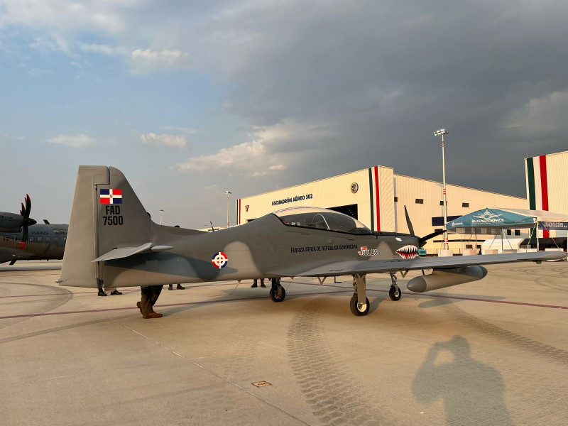 La Fuerza Aérea presenta su aeronave TP-75 DULUS en feria aeroespacial ...